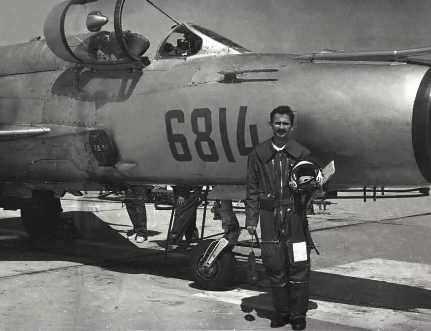 Niezwykłe spotkanie po 30 latach – pilot myśliwca odnalazł swój samolot ...