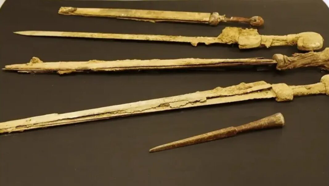 Cztery rzymskie miecze sprzed 1900 lat odkryte w jaskini! (GALERIA ...