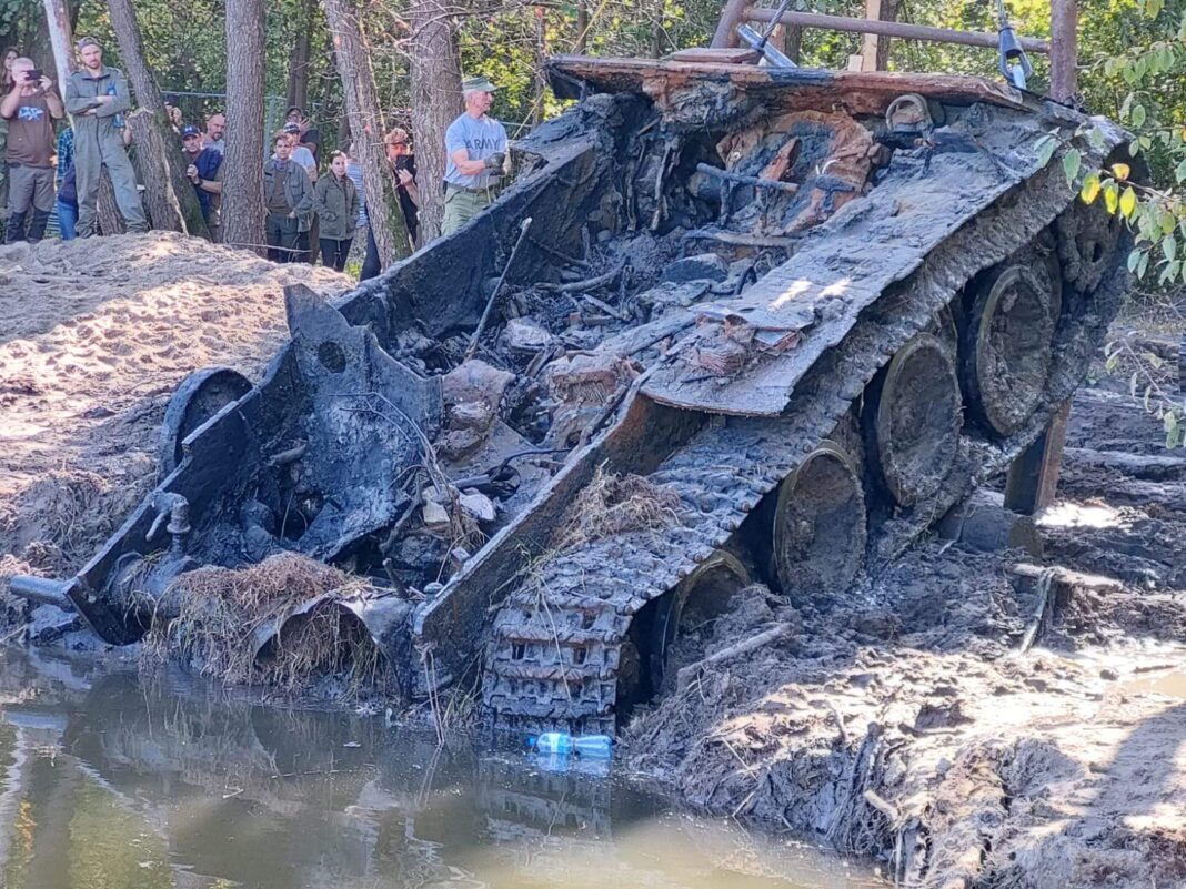 Bergepanthera i elementy dwóch pojazdów wydobyte z Czarnej Nidy ...